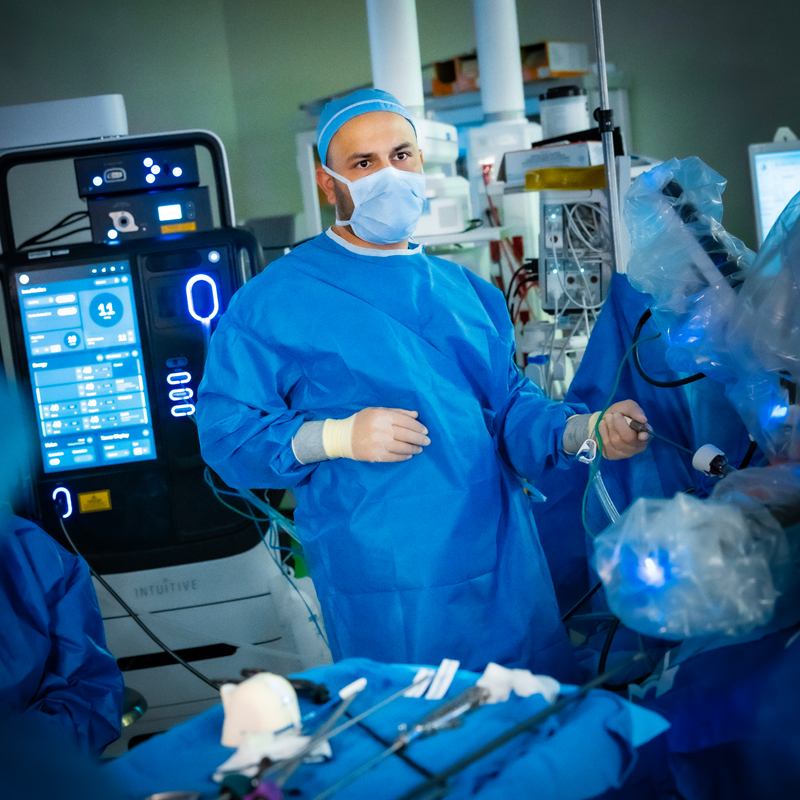 Your surgeon’s movements are translated in real time to operate with ...